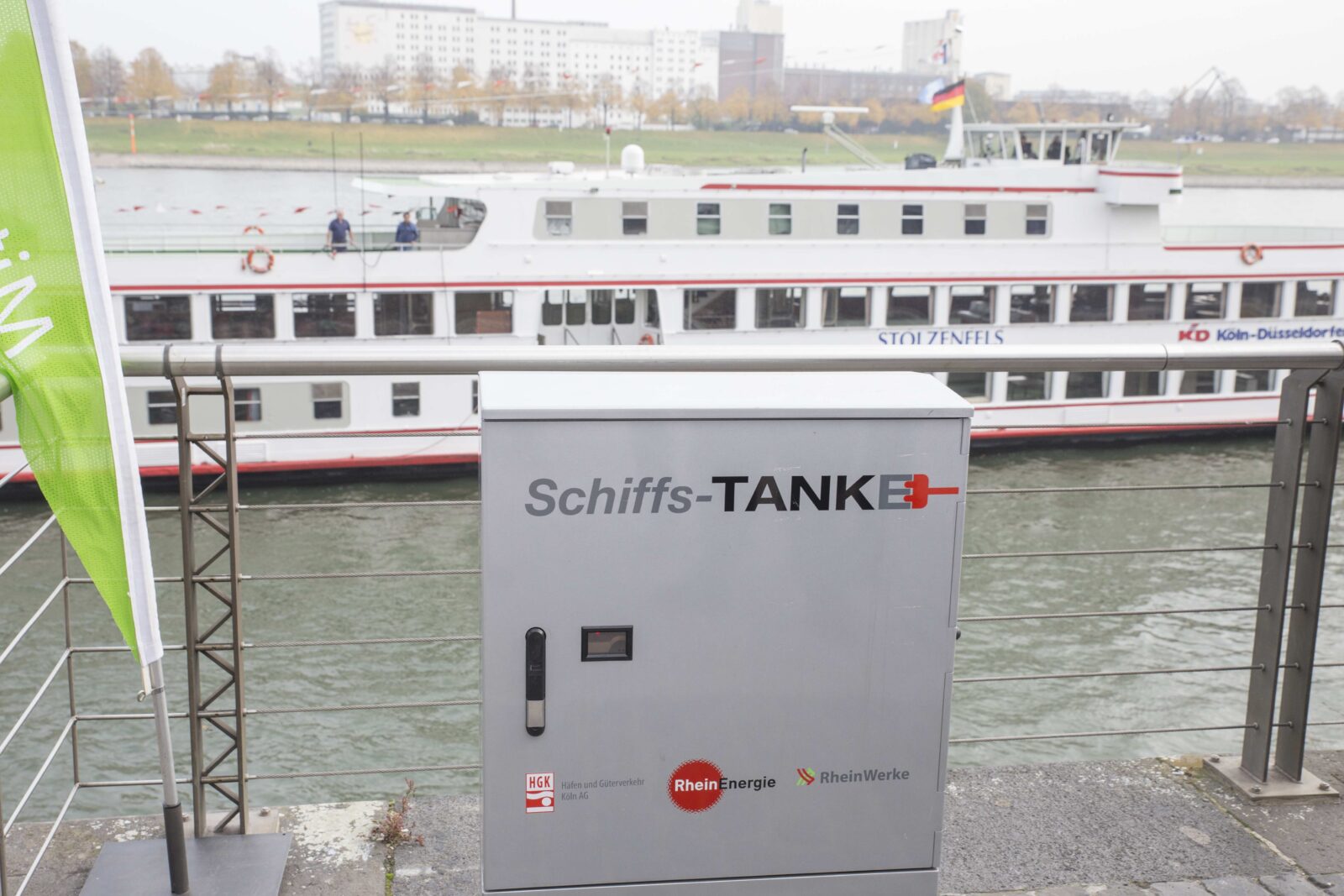 Sauber und leise: Landstrom – Smarte Energie für Schiffe - SmartCity ...